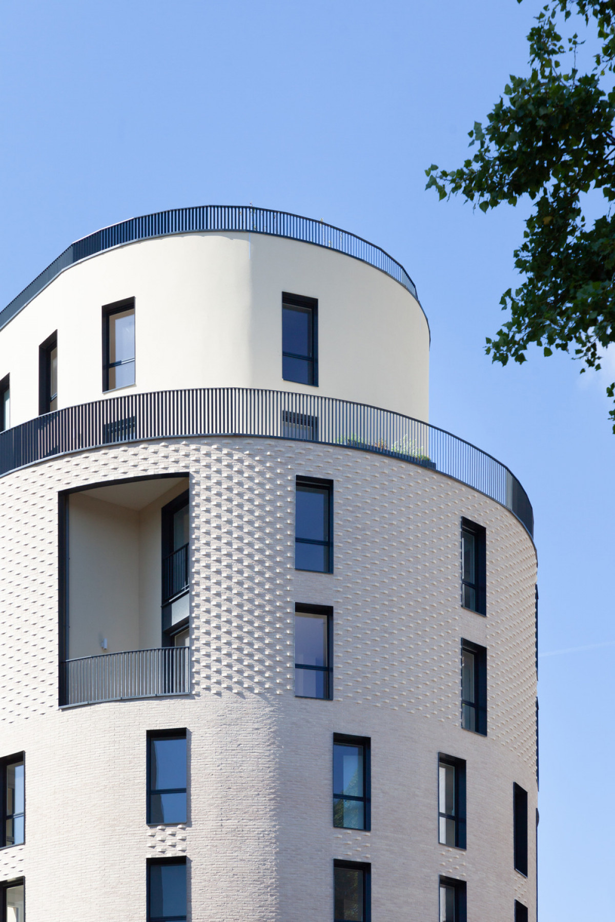 PietriArchitectes delivers a new building for Romainville | Design Dekko