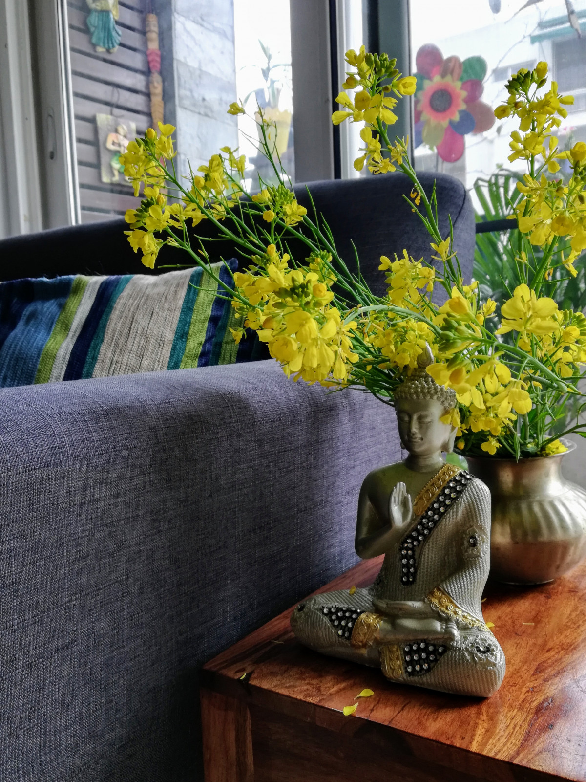Decorating home with Fresh flowers | Design Dekko