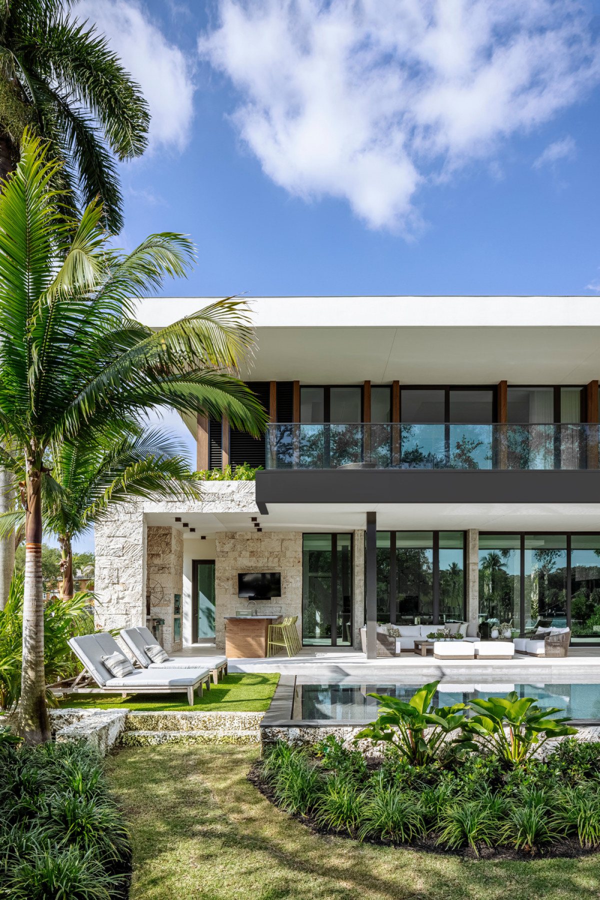 Strang Design realizes sustainable waterfront residence | Design Dekko