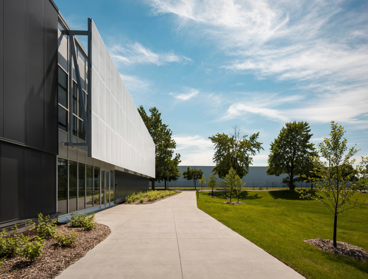 UAP Montreal Head Office: An industrial automotive warehouse redesigned ...